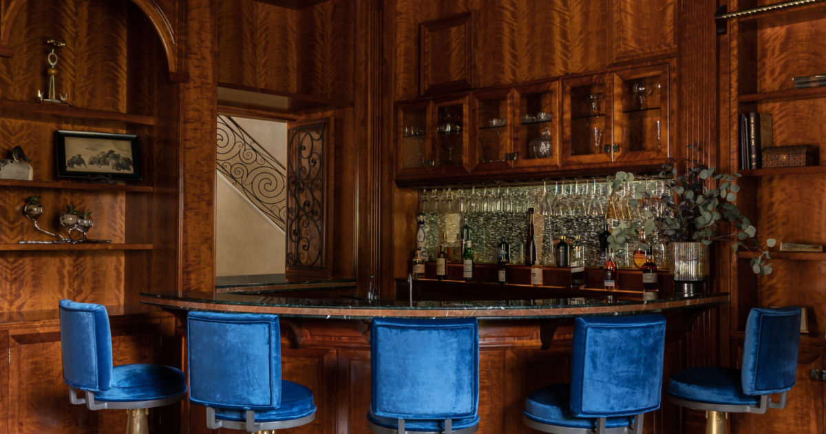 Sumptuous home bar | Omexco